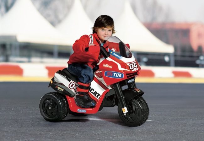 Moto elettrica Ducati Desmosedici per bambini: divertirsi all’aperto ...